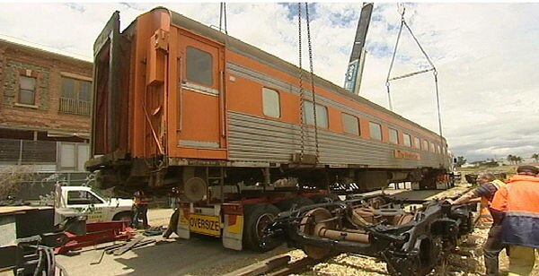 Vintage rail carriage makes road trip - ABC News