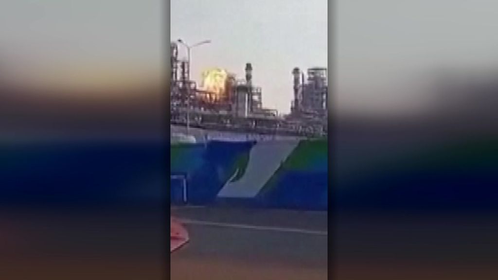 The moment a Russian oil refinery is hit by a drone - ABC News
