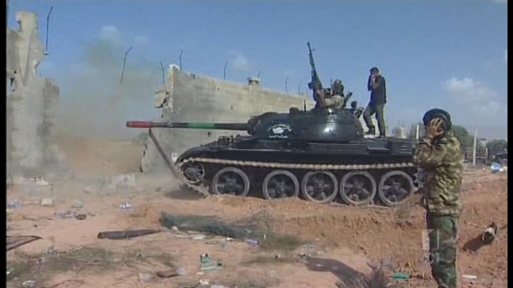 Gaddafi loyalists on back foot in Sirte - ABC News