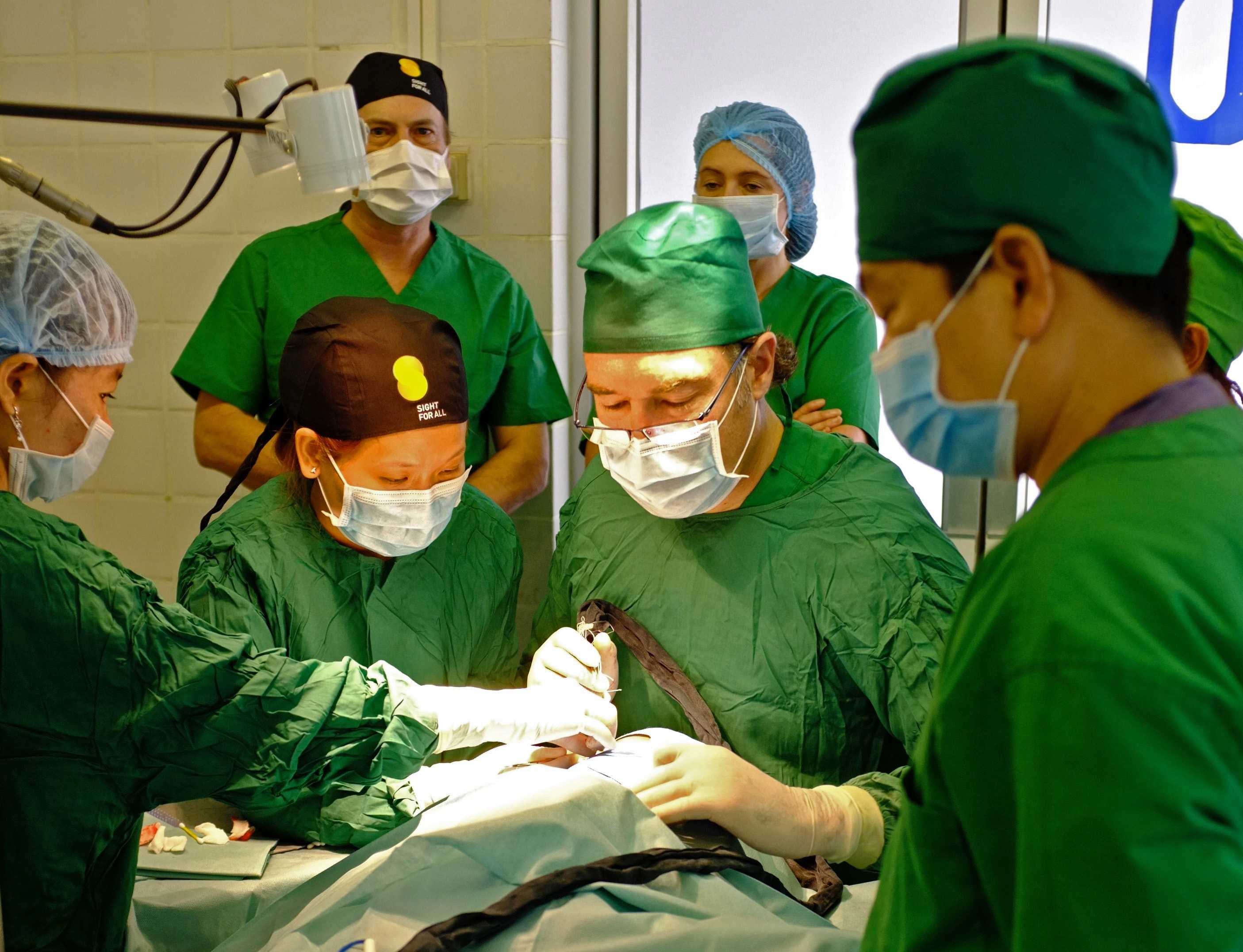 Adelaide ophthalmologist Dr James Muecke takes vision of curing ...