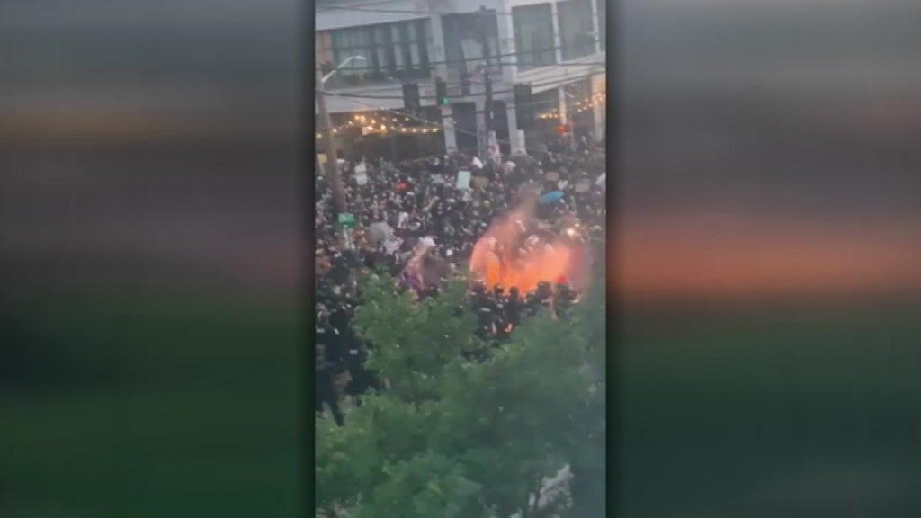 Police in Seattle disperse crowd with pepper spray, stun grenades - ABC ...