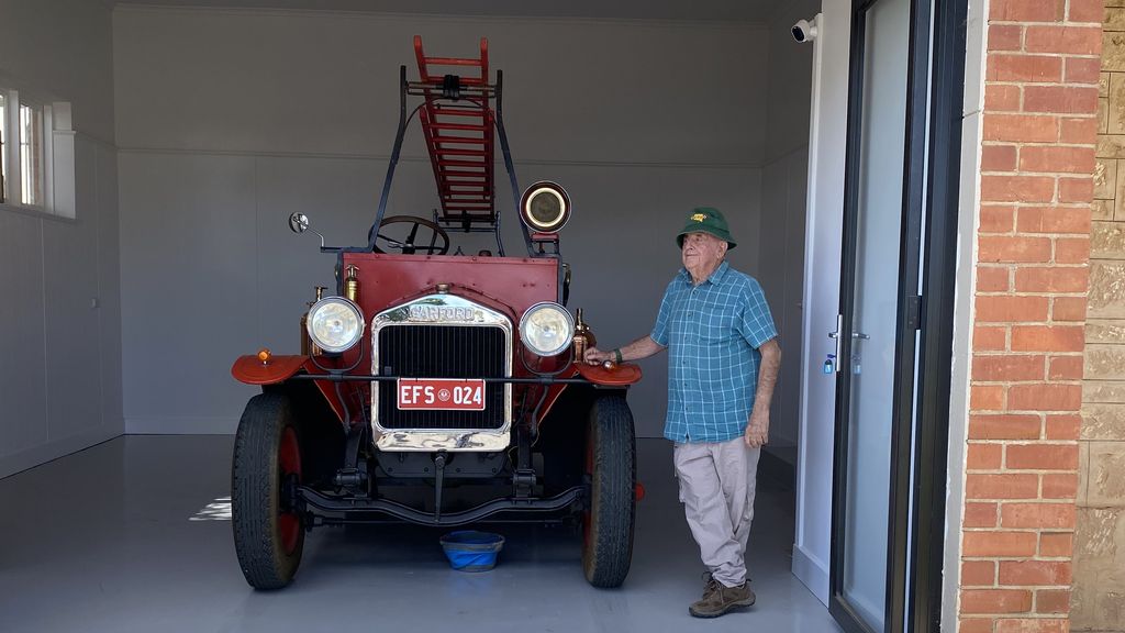 First Waikerie fire engine returns home - ABC News