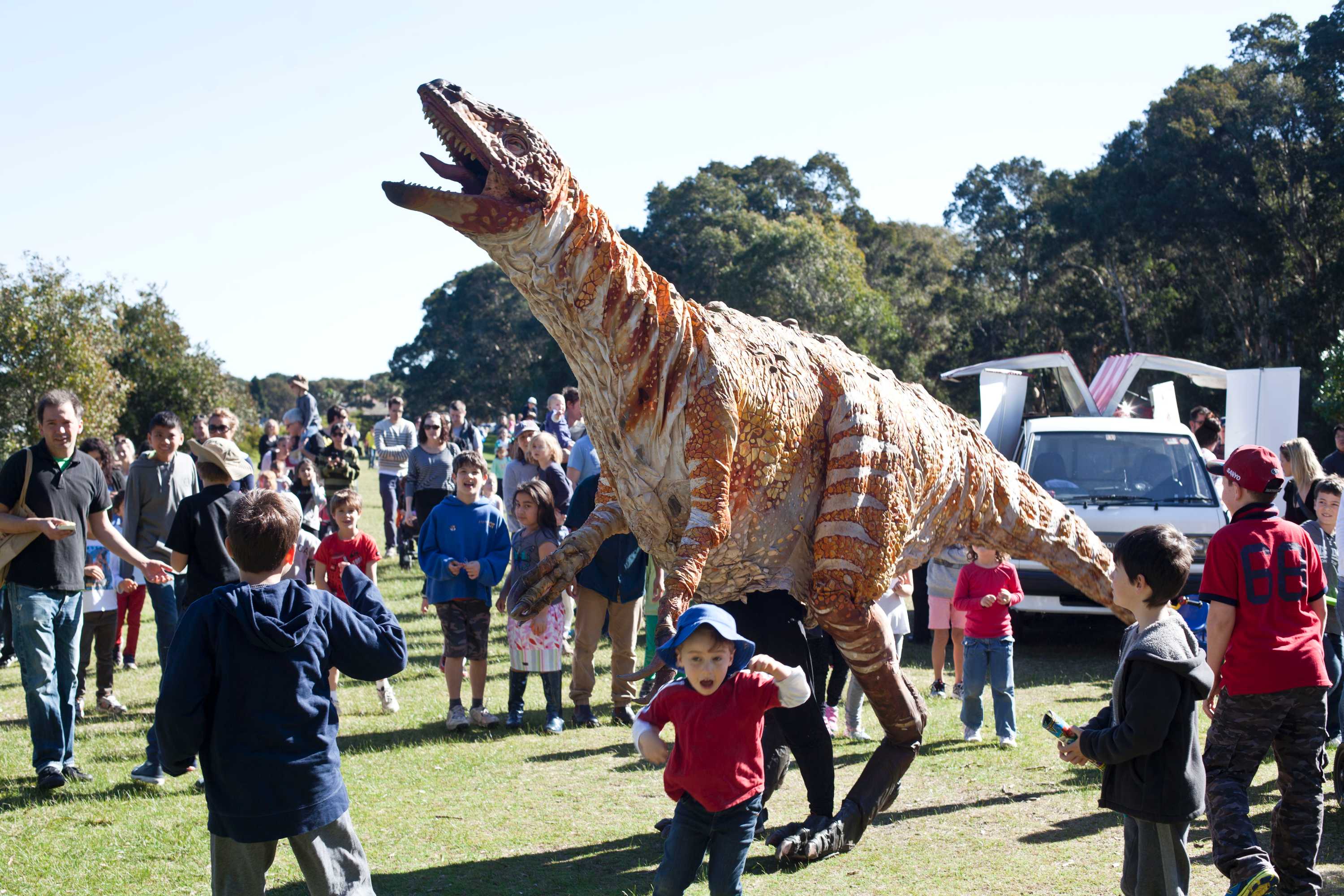 Life-sized Australovenator replica to roam Sydney's Centennial Park for ...