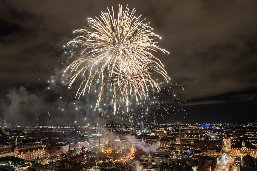 Tens of thousands gather to welcome King Frederik and Queen Mary in ... Tens of thousands gather to welcome King Frederik and Queen Mary in ...