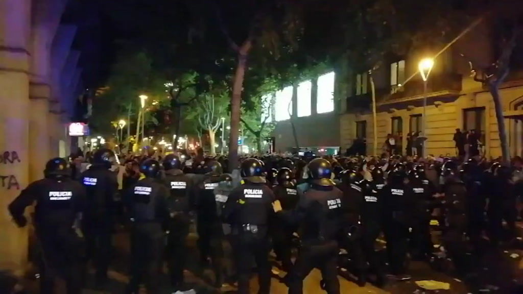 Riot police come to blows with pro-independence protesters - ABC News