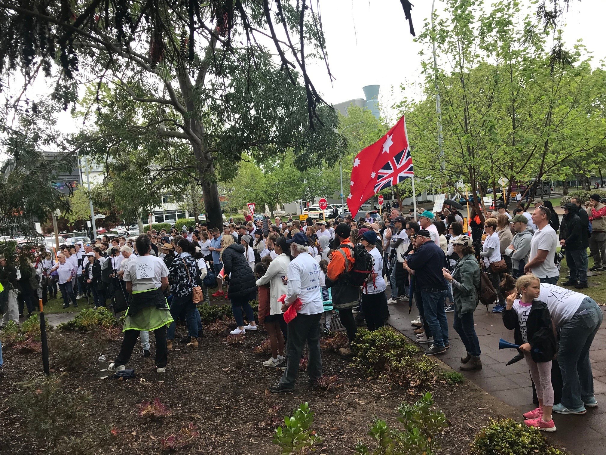 One man arrested as pro and anti-mandatory vaccination protesters ...