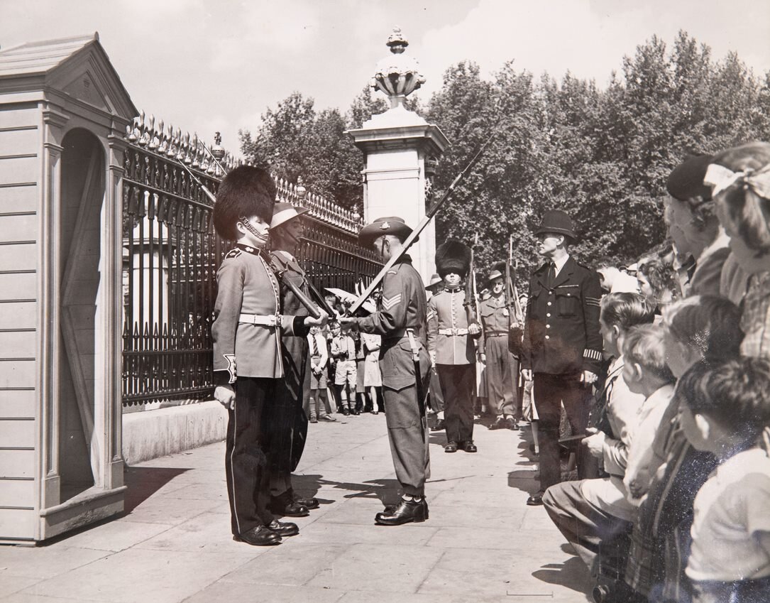 How Gordon Robson found himself standing guard at Buckingham Palace ...