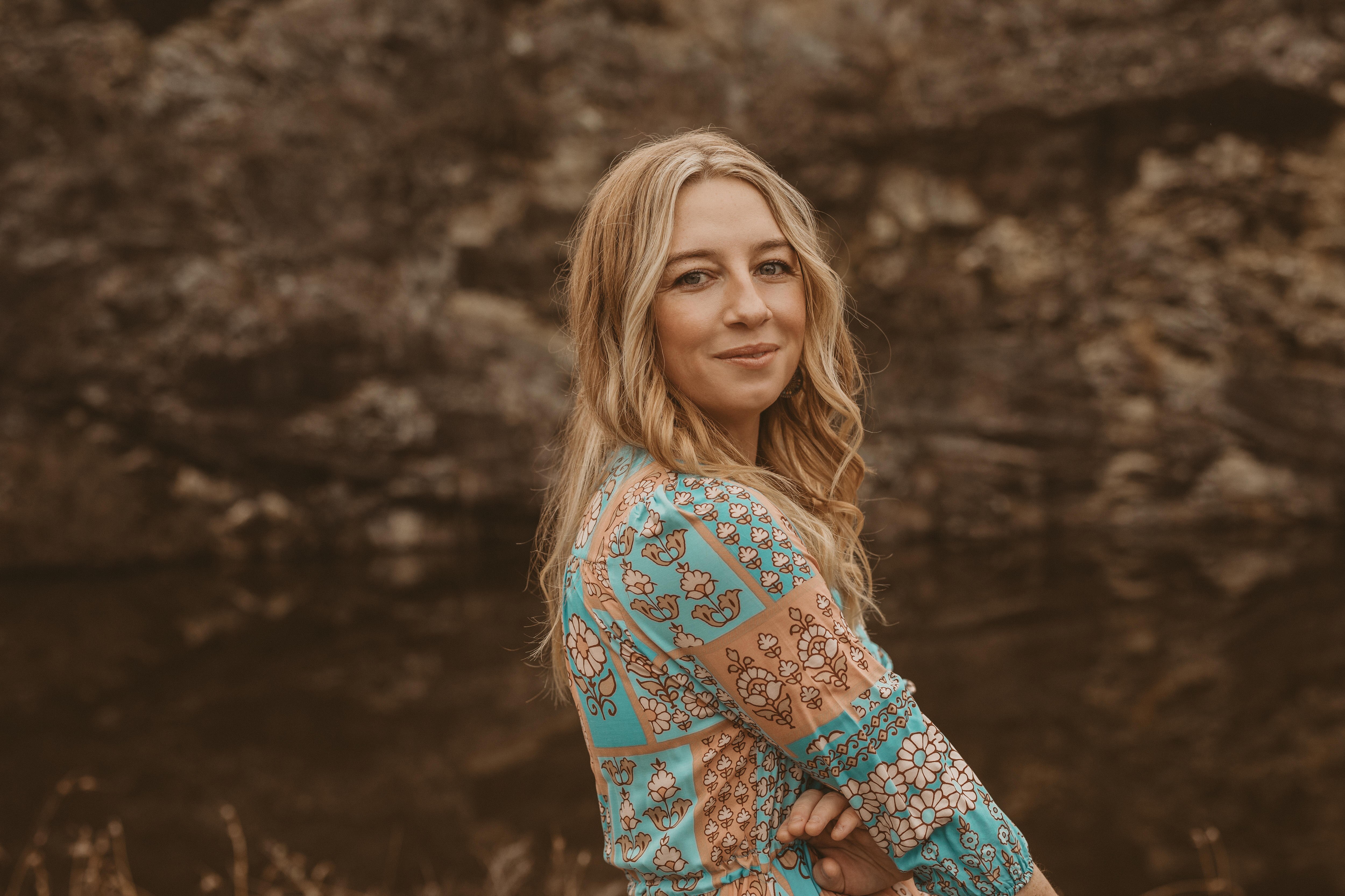 Ashleigh Dallas lights up the horizon with her new album Setting Suns ...