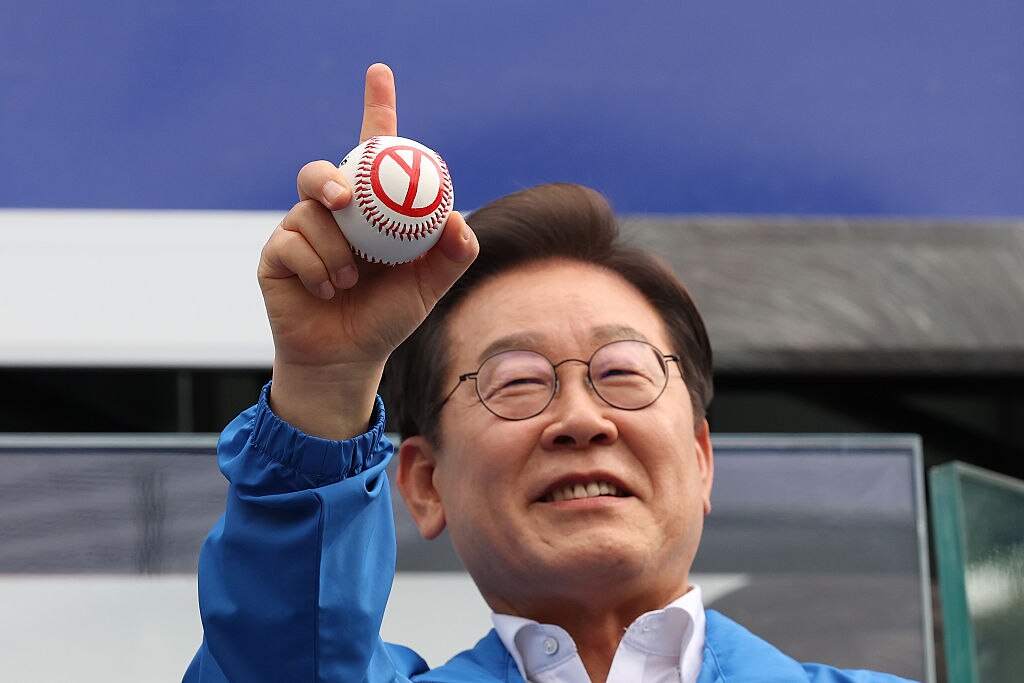 How did Martin Cash, a gentleman bushranger, evade the hangman despite ...