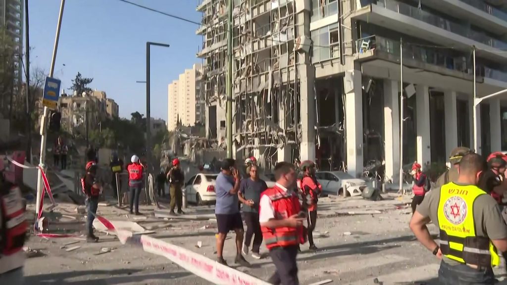 Buildings damaged in Tel Aviv after Iranian missile attack - ABC News