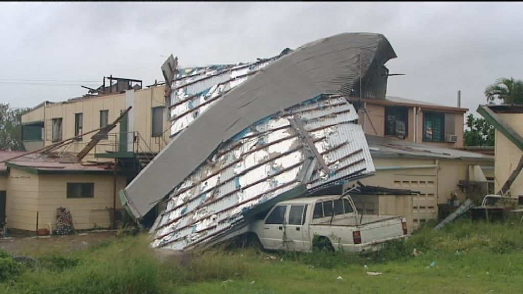 Cyclone Ita tears roof off historic Cooktown pub - ABC News