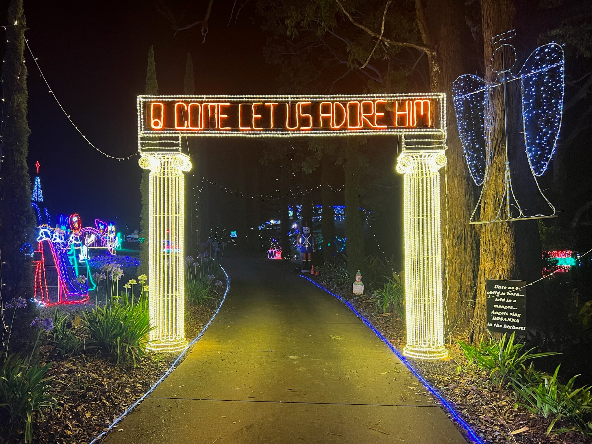 Drive-thru country Christmas lights - ABC listen