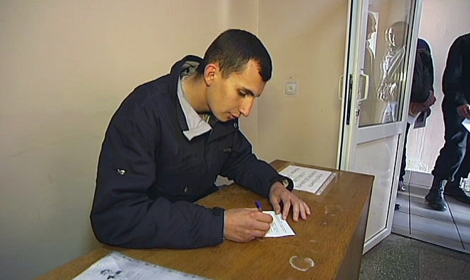 Tens of thousands of Ukrainians head to army recruitment offices as war ...