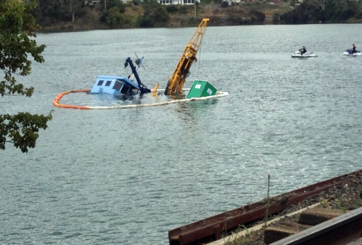 Spill alert as barge sinks - ABC News