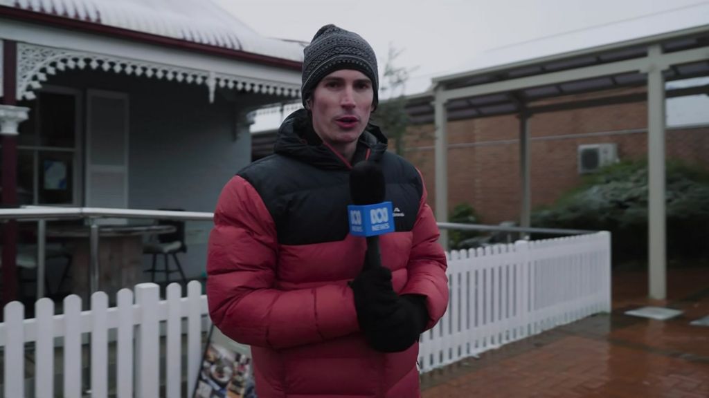 Reporter Alex Lewis is in Oberon where conditions are snowy - ABC News