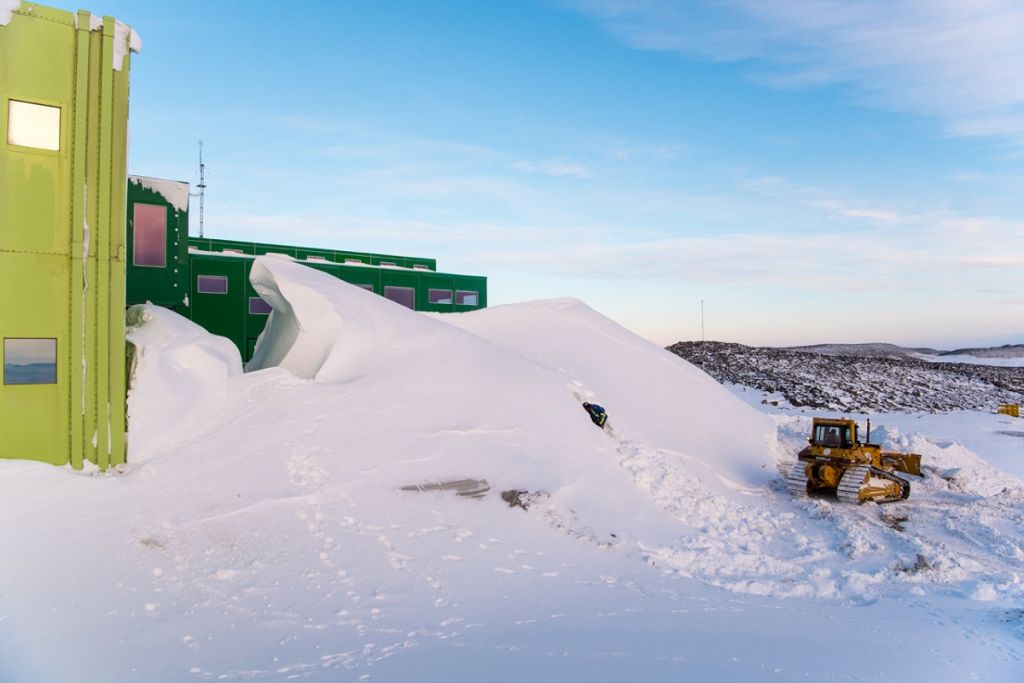 Snow cresting like waves as Davis Research Station cops record 'blizz ...
