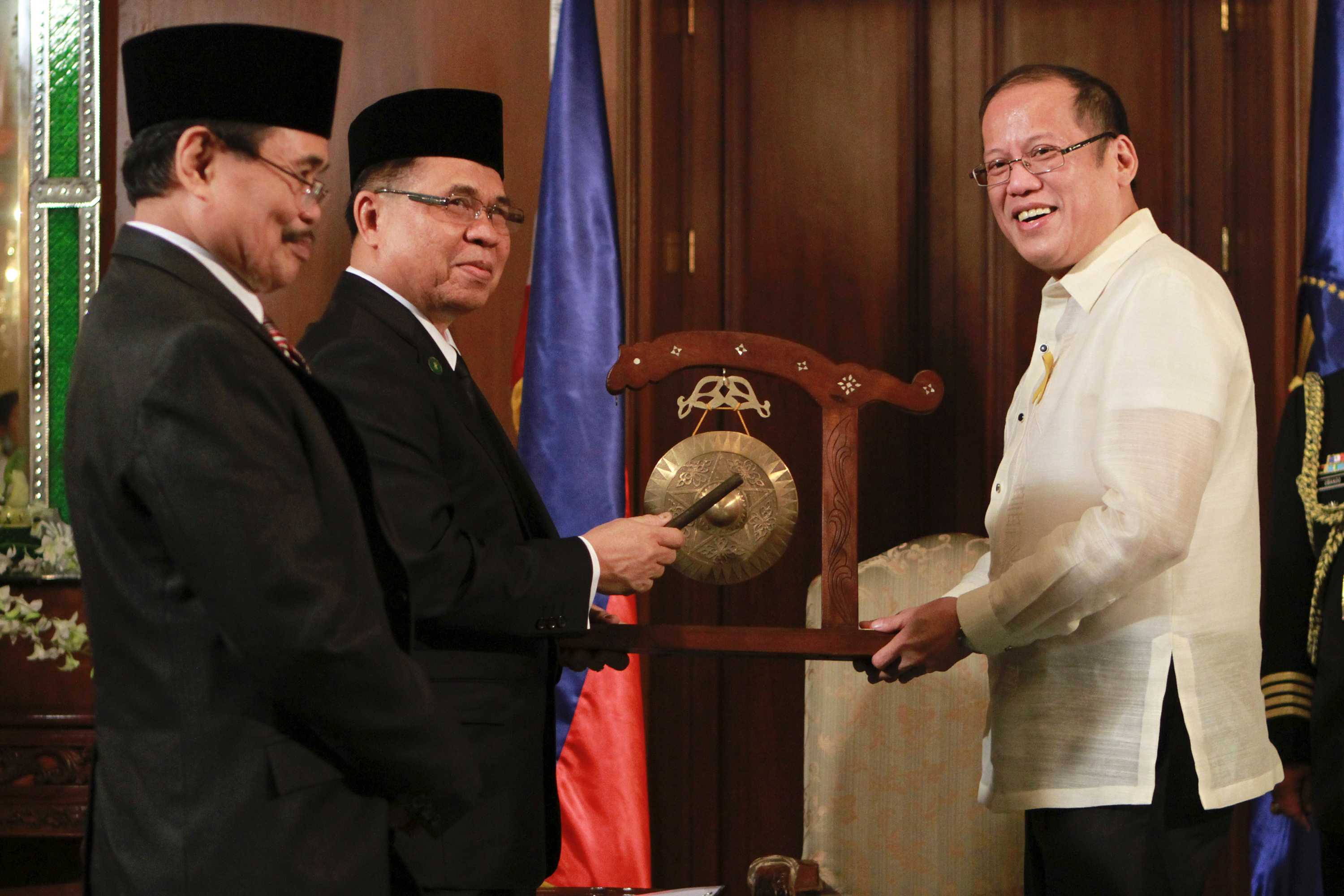 Philippines sign peace deal with Muslim rebels - ABC News