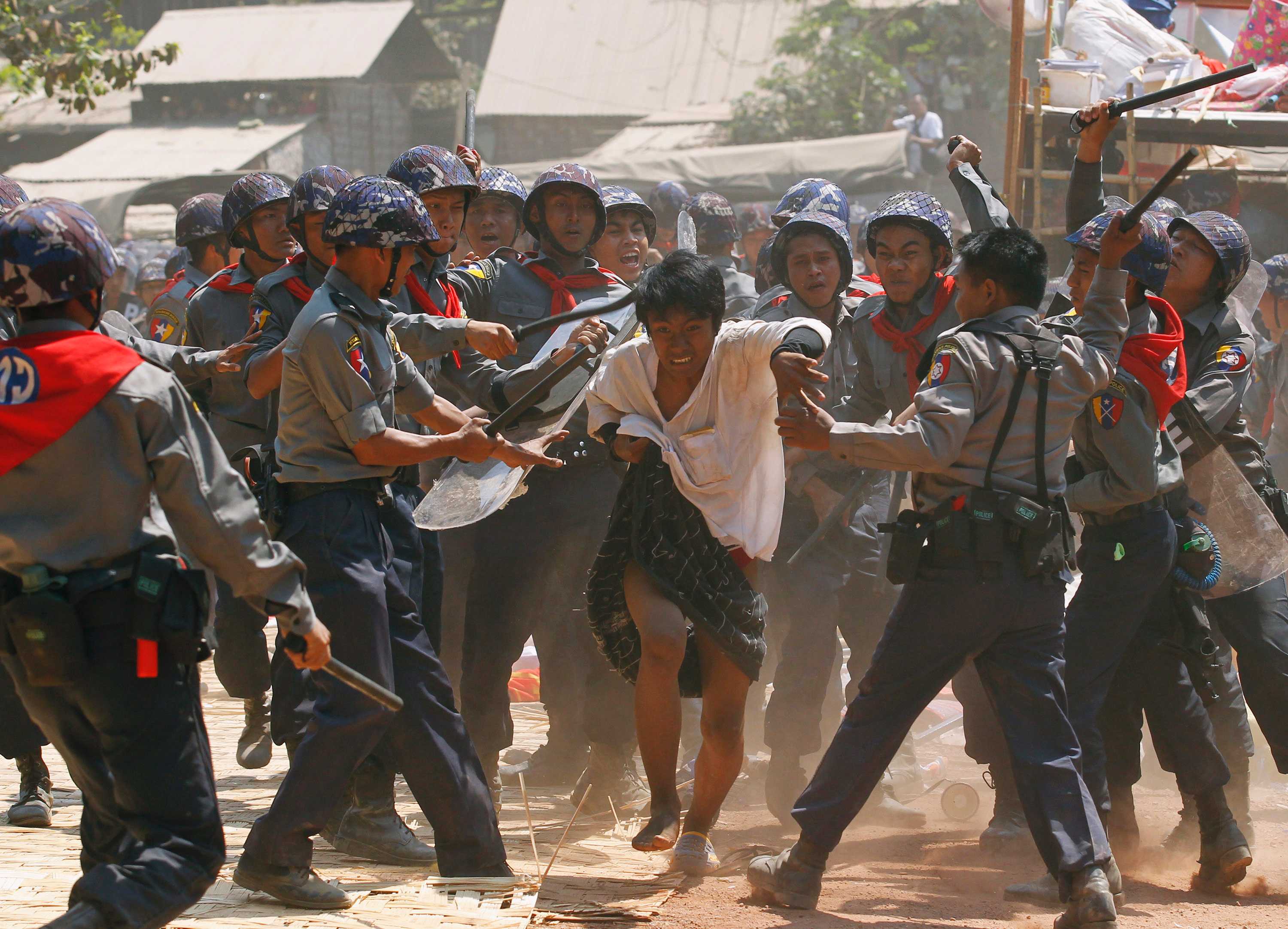 Myanmar protests: Police in Letpadan beat students with batons to ...