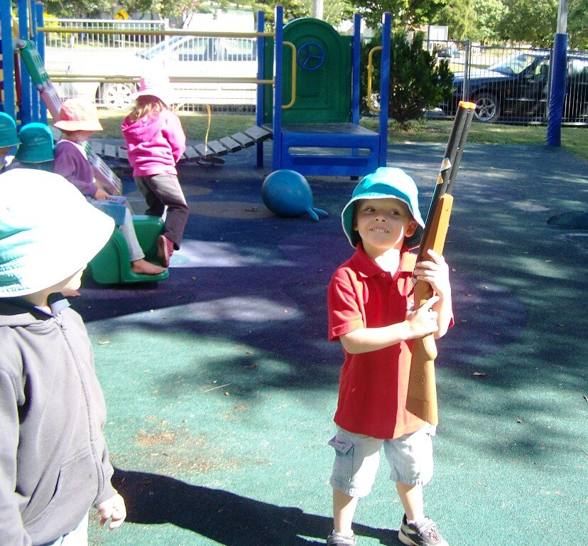 Queensland kindergarten gives toy gun licences to kids - ABC News