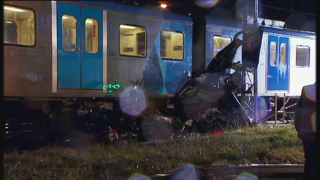 Good Samaritans rescue driver stranded on Frankston train tracks - ABC News