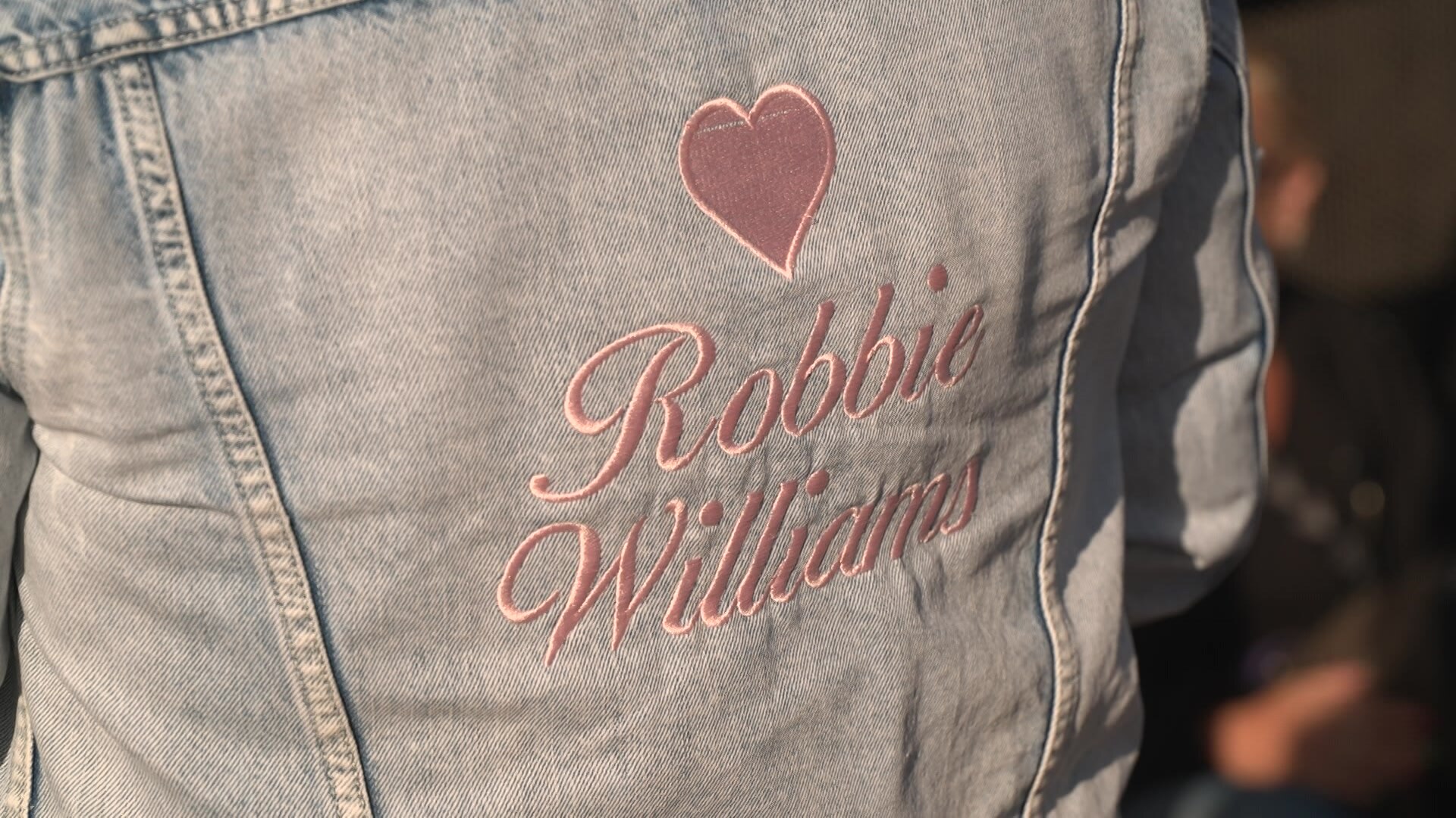 Robbie Williams entertains fans in free concert after receiving ...