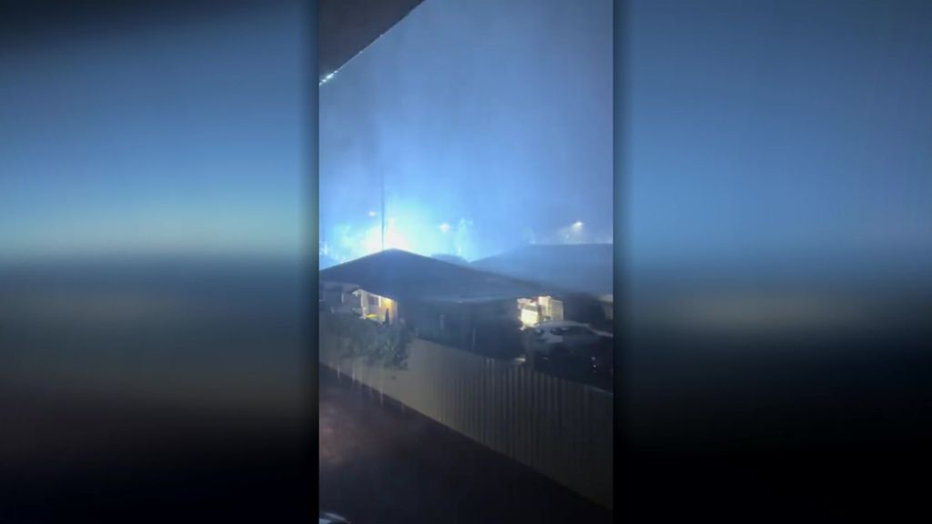 Sparks as power lines fail at Tweed Heads - ABC News