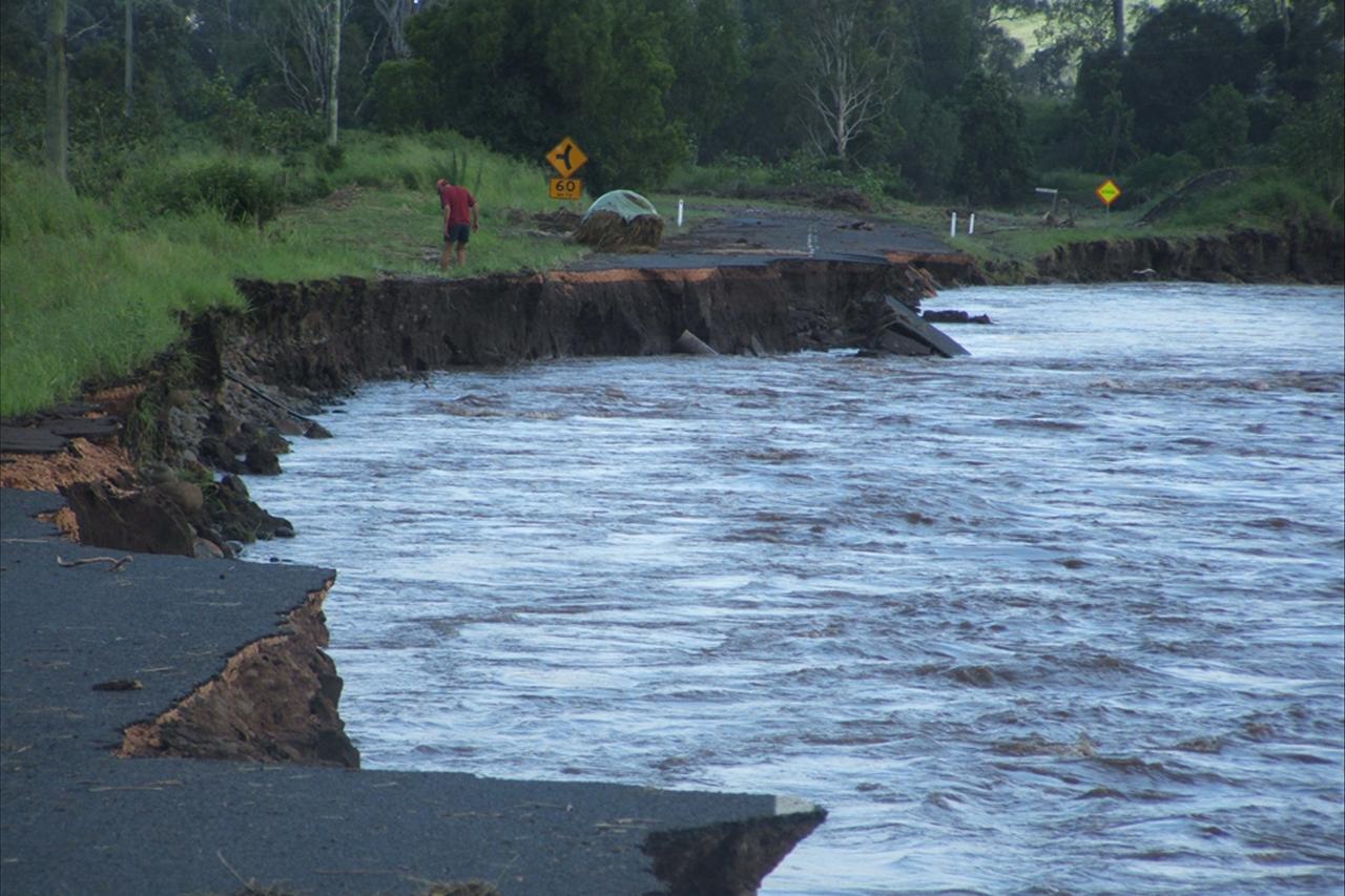 Authorities 'played catch-up' during floods - ABC News