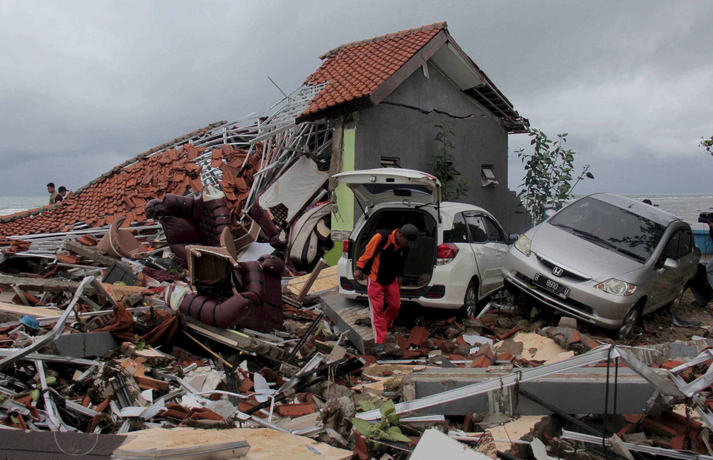 Sunda Strait tsunami came without earthquake as warning, taking ...