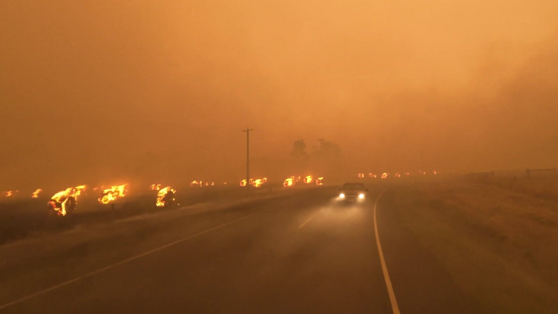 Farmlands burn across Alexandra, Victoria - ABC News