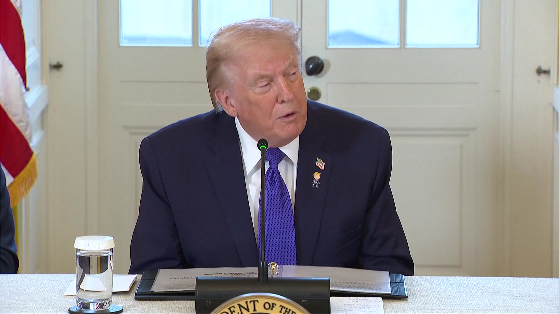 Locals say thank you to firefighters in Victoria - ABC News