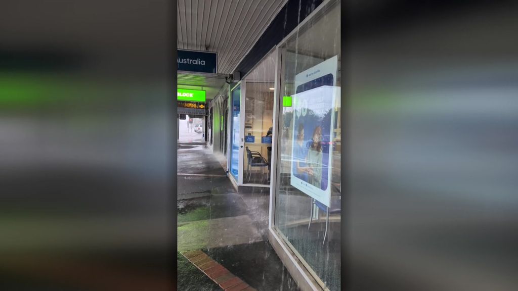 Wild weather lashes Victorian city of Geelong - ABC News