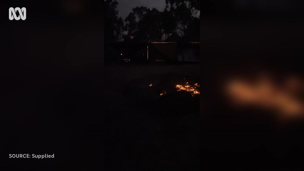 Pomonal bushfire sweeps town - ABC News