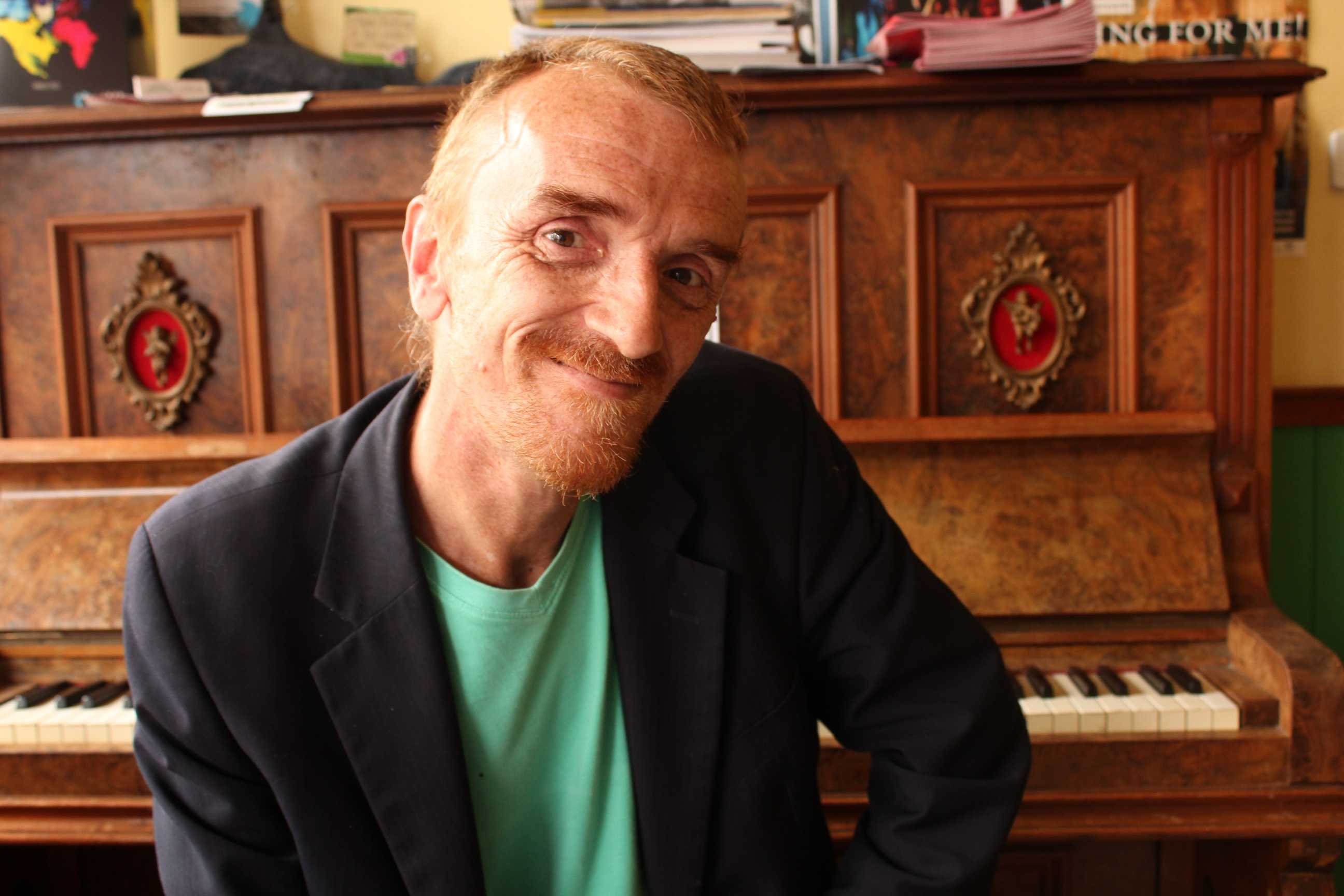 Hobart pianist Bill Longo entertains local cafe patrons free of charge ...