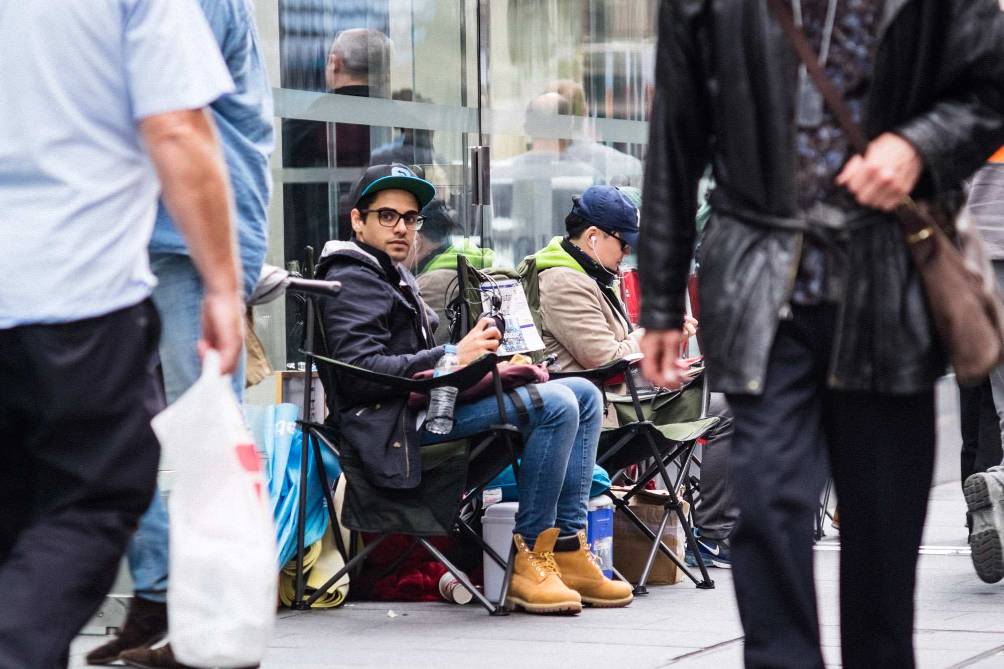 Release of new Apple smart phone leads to 'iQueue' as crowds gather to ...