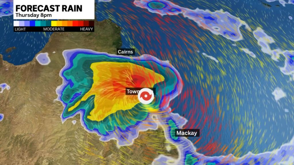 An animation shows the heavy rain north of Kirrily's eye will continue ...