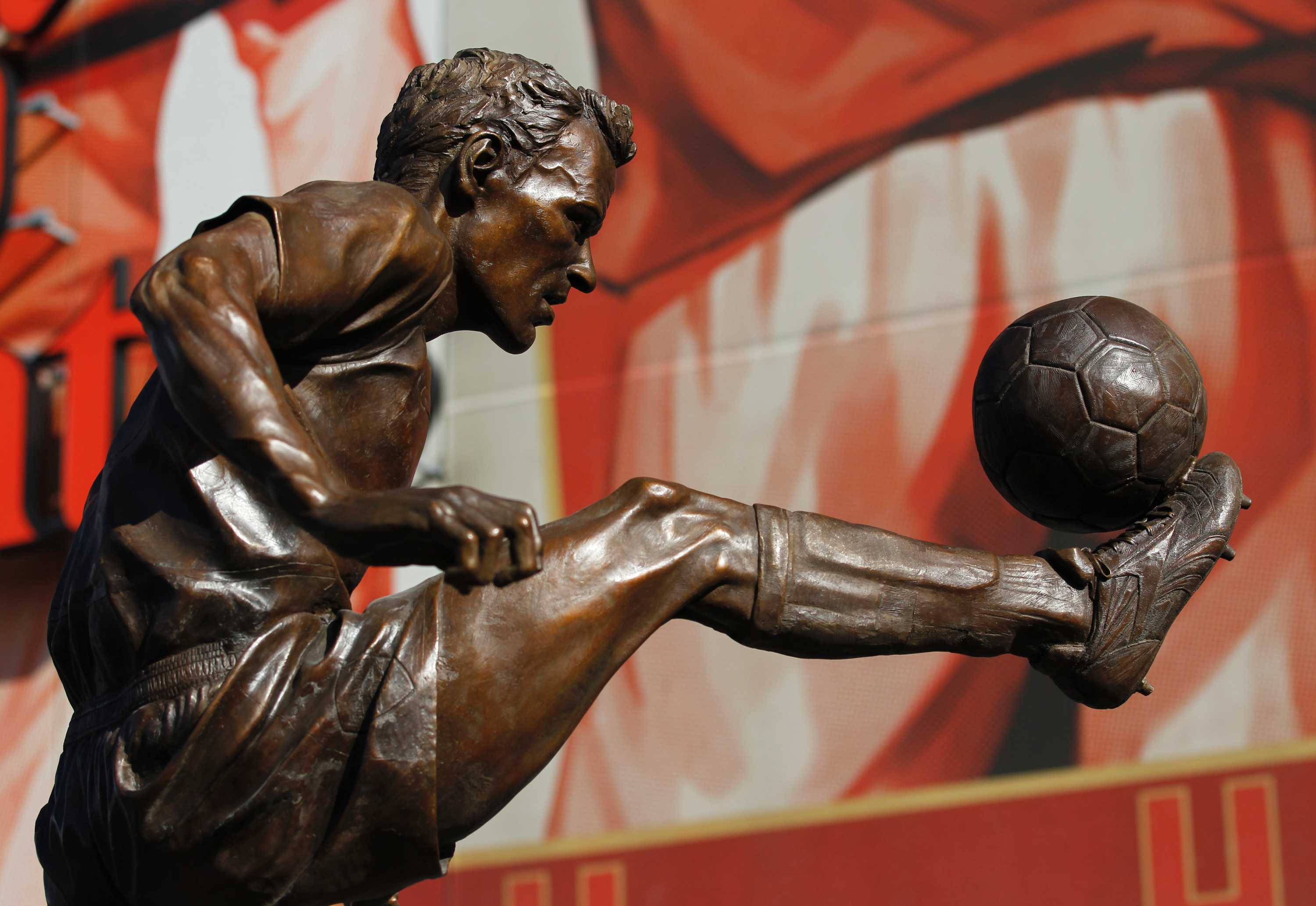 Arsenal unveils Dennis Bergkamp statue outside Emirates Stadium - ABC News