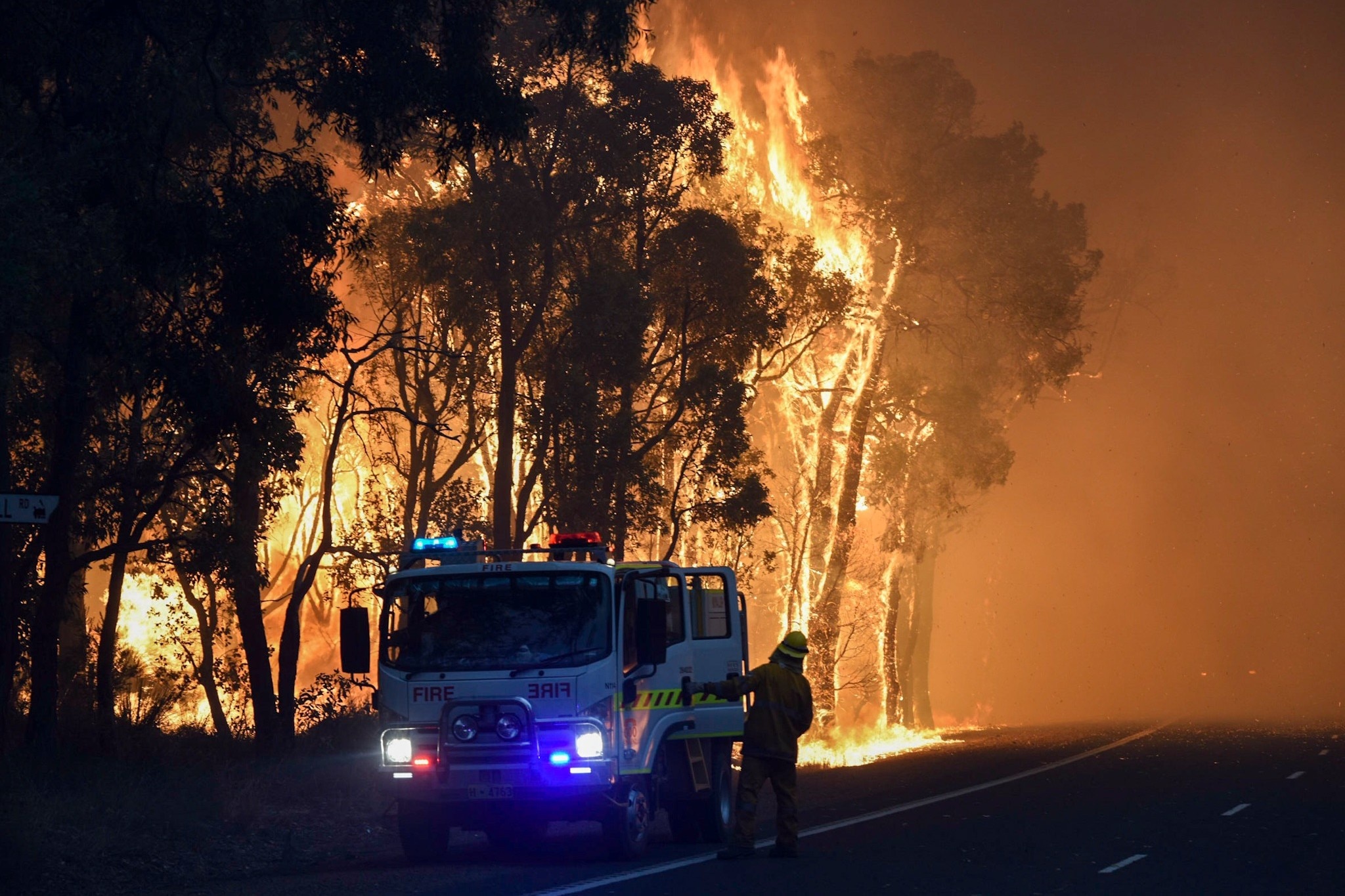 Fire threatens homes north of Perth - ABC News