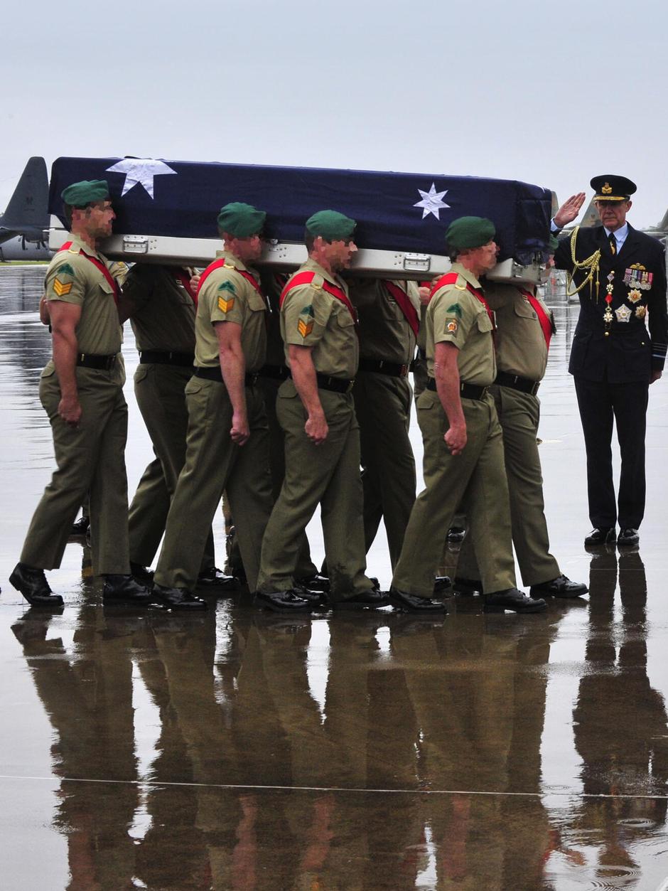 Digger's body returns home - ABC News