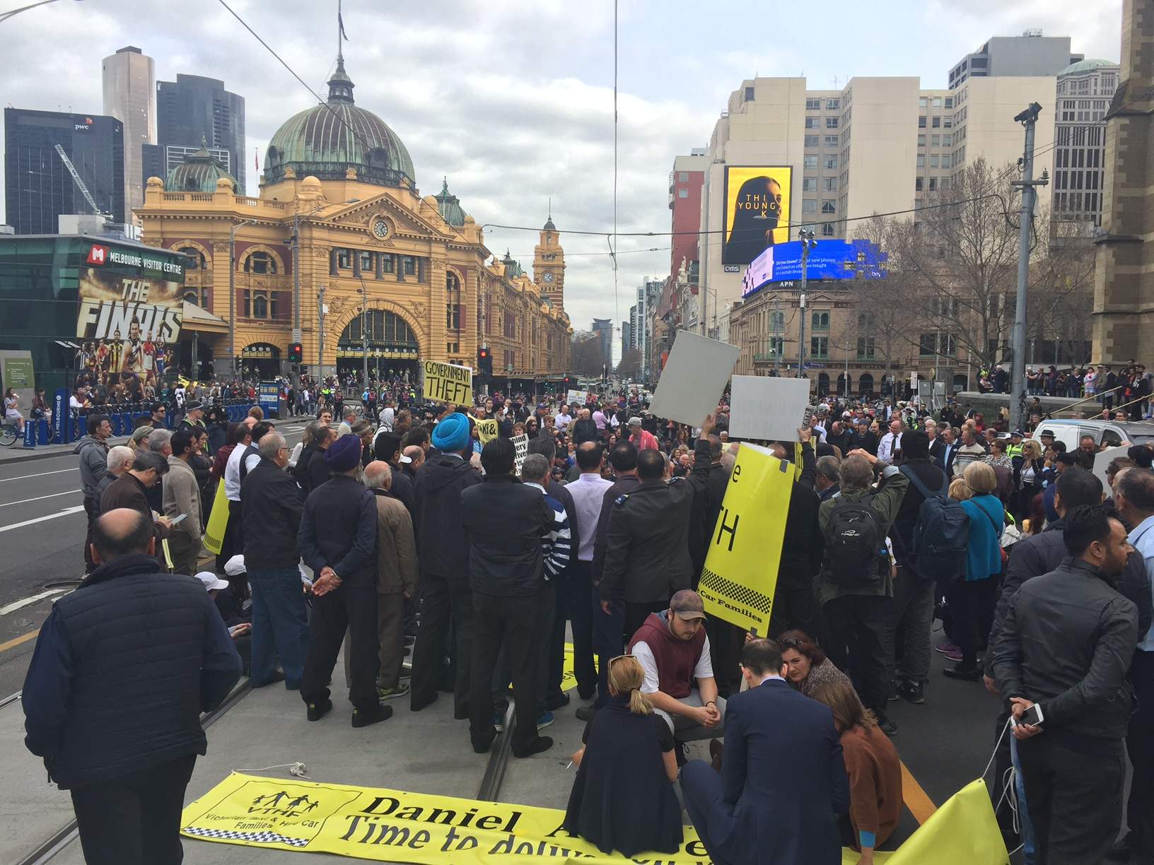 Victorian taxi drivers protest in Melbourne's CBD over State Government ...