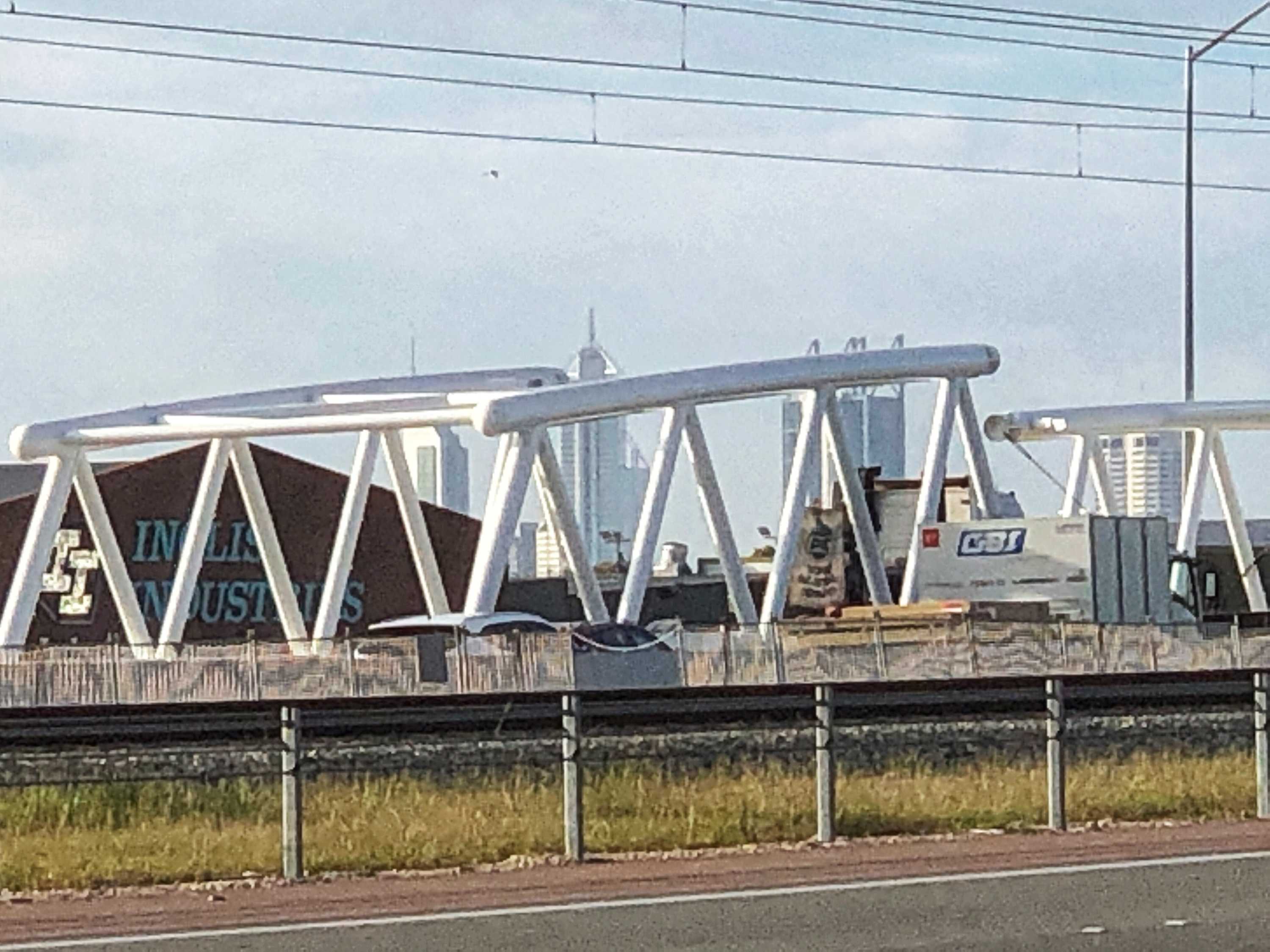 Mitchell Freeway sees massive traffic delays as pedestrian bridge ...