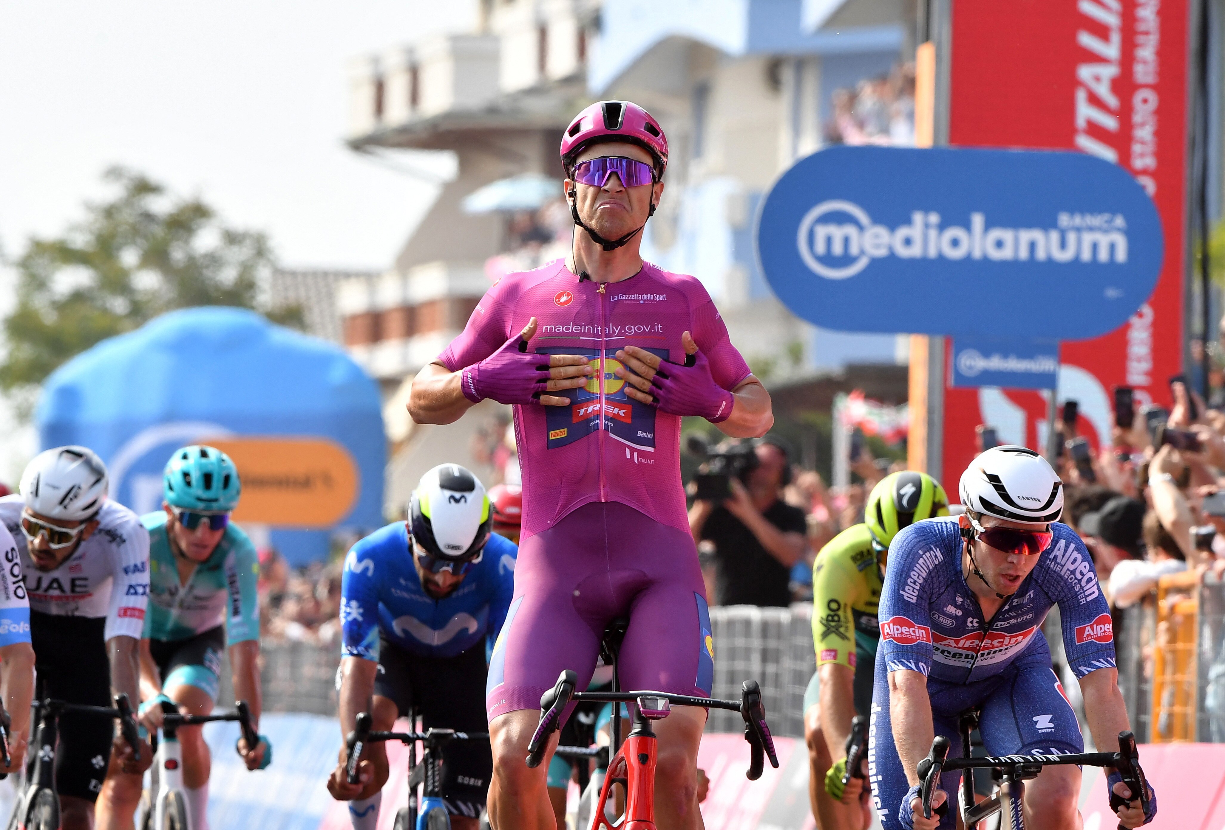Jonathan Milan wins sprint finish to Giro d'Italia stage 11 - ABC News