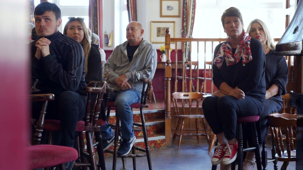 Westgate-on-Sea locals gather to mourn Queen's death - ABC News