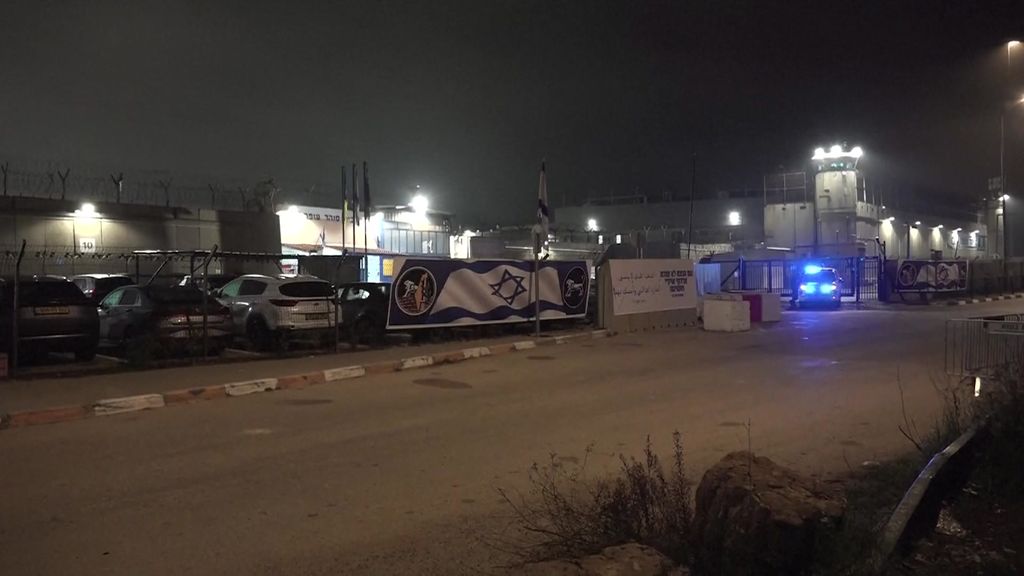 Israel begins releasing prisoners from Ofer prison in the West Bank ...
