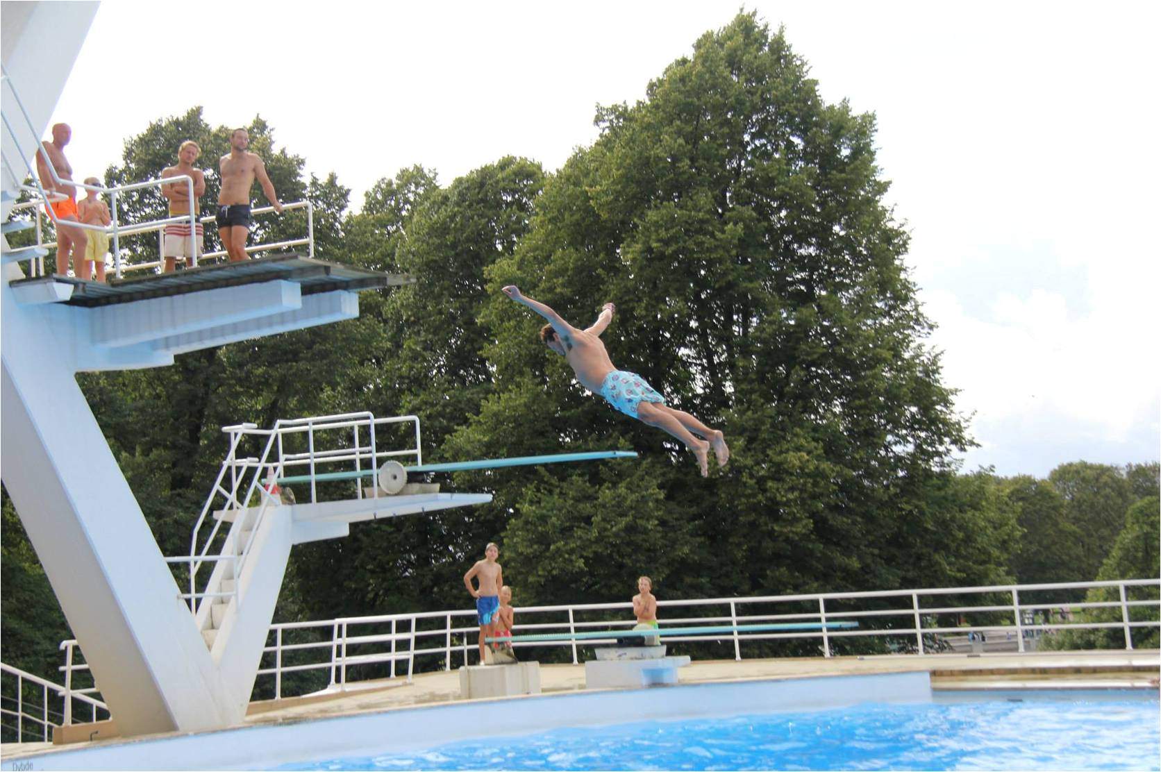 Belly flop world championships make splash in Norway - ABC News