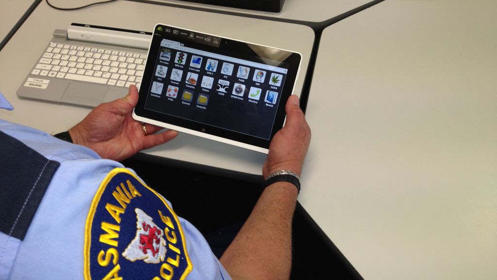 Police trial tablet computers - ABC News