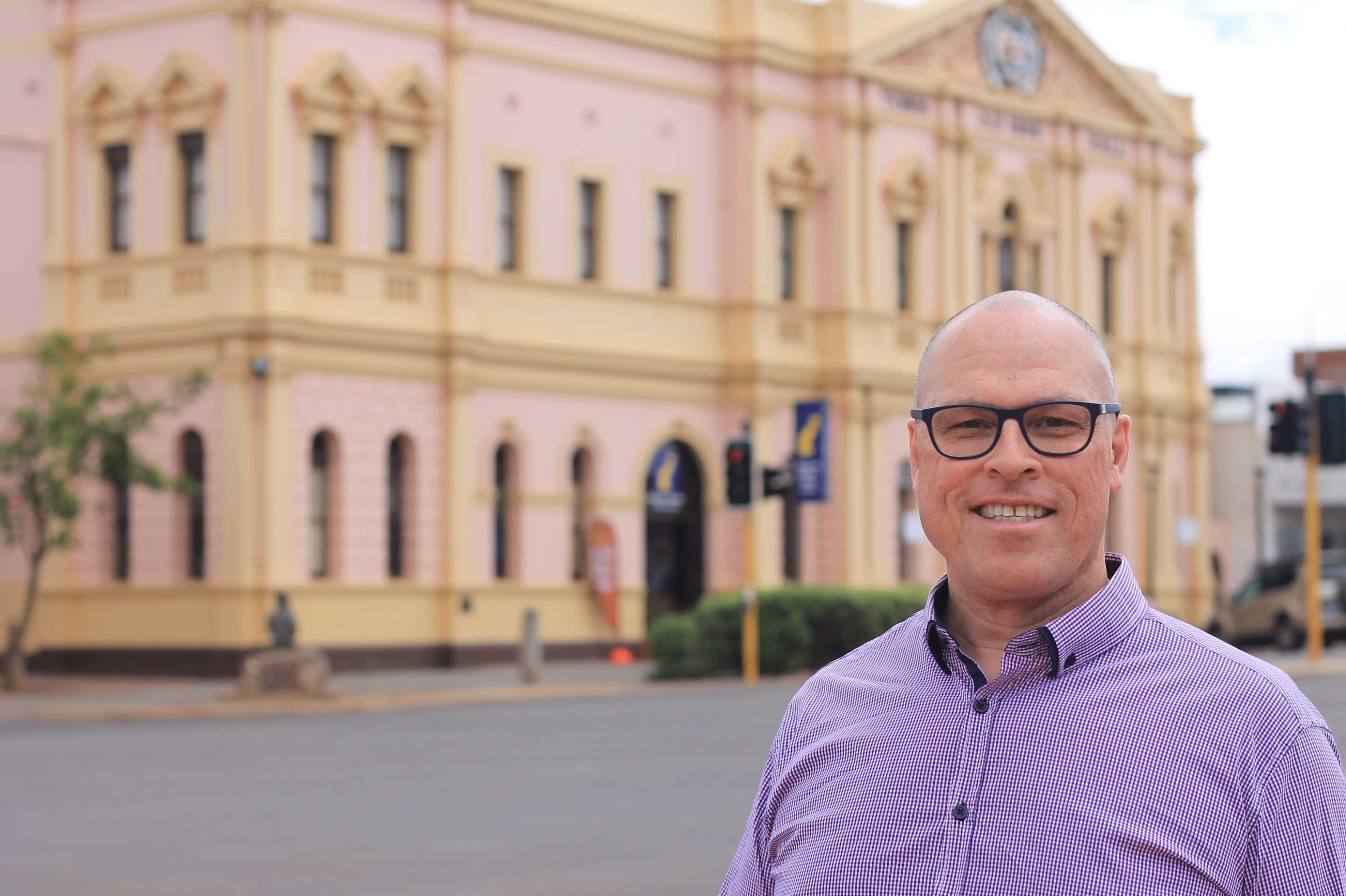 Queen of the Outback Fanny Cracker returns to Kalgoorlie for fashion ...