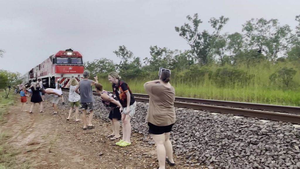 Locals mooning the Ghan as the tourist train heads towards Darwin. - ABC News