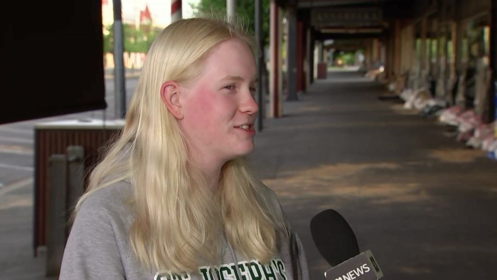 Year 12 students help out with sandbagging efforts - ABC News