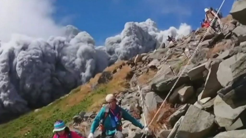 Japan volcanic eruption: Search for survivors suspended on Mount Ontake ...
