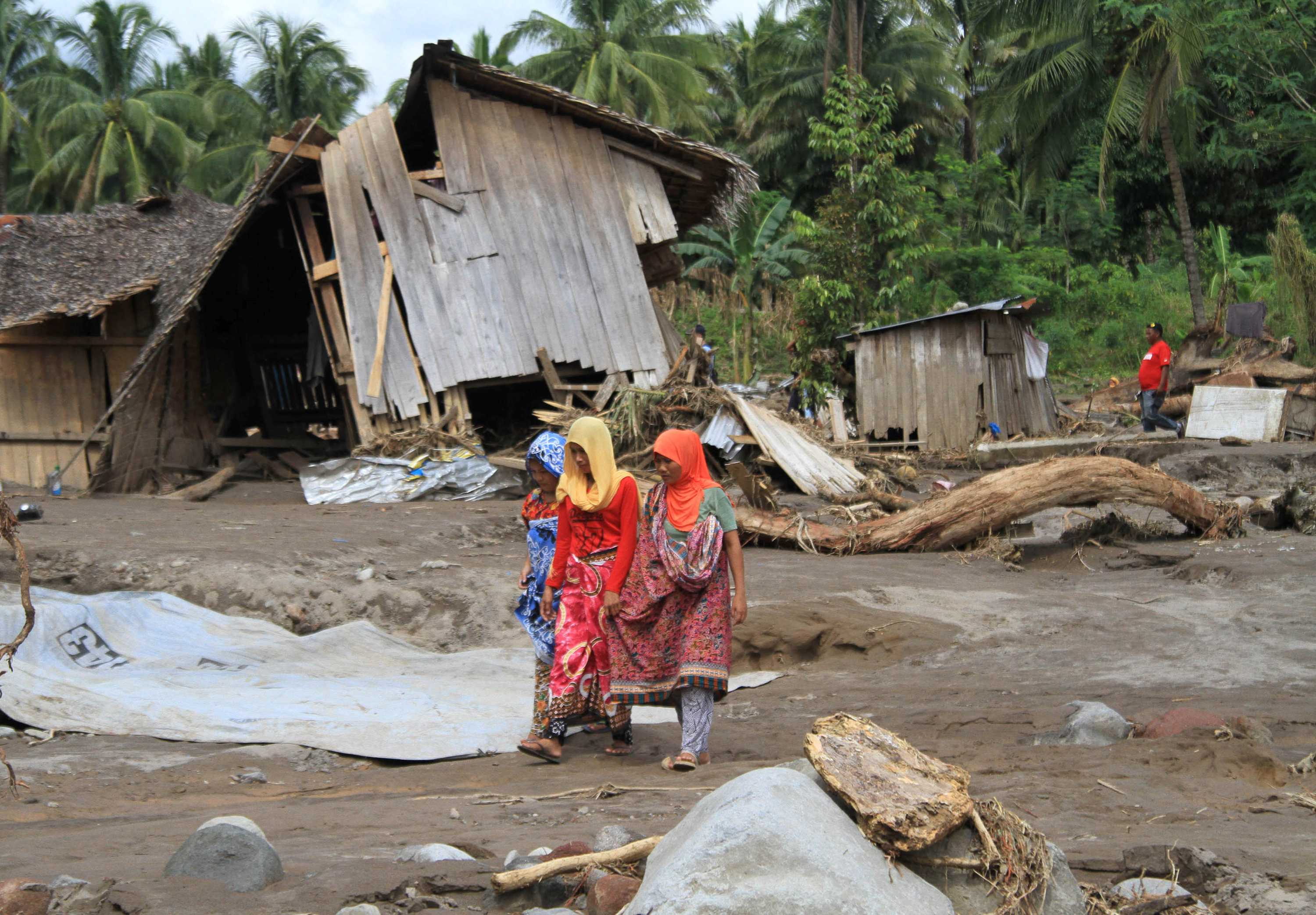 Philippines storm: Rescuers race to find survivors after floods ...